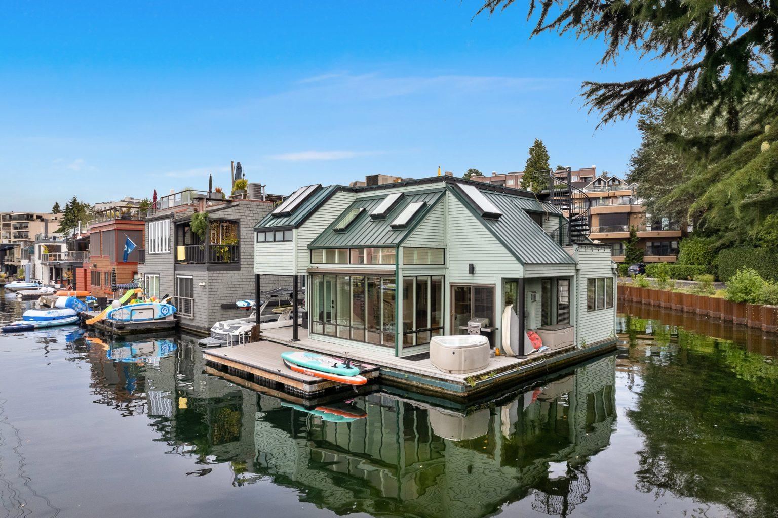 Houseboat vs Floating home - Lake Life Seattle